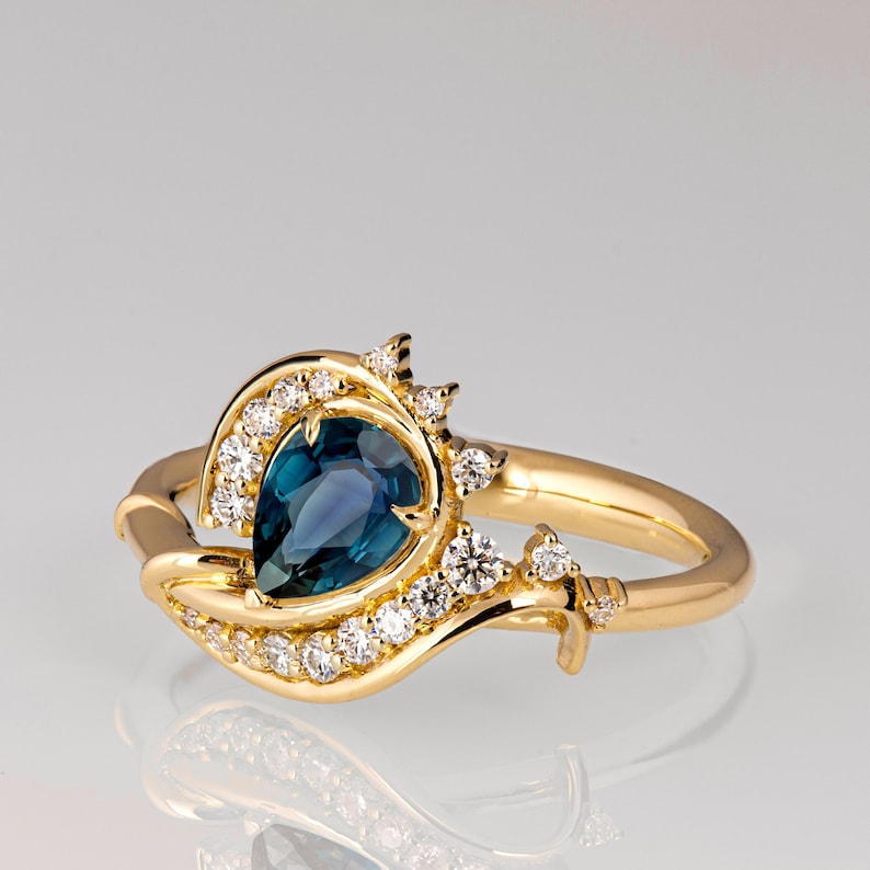 Anillo de compromiso Twisting Vines con halo y zafiro verde azulado en ...