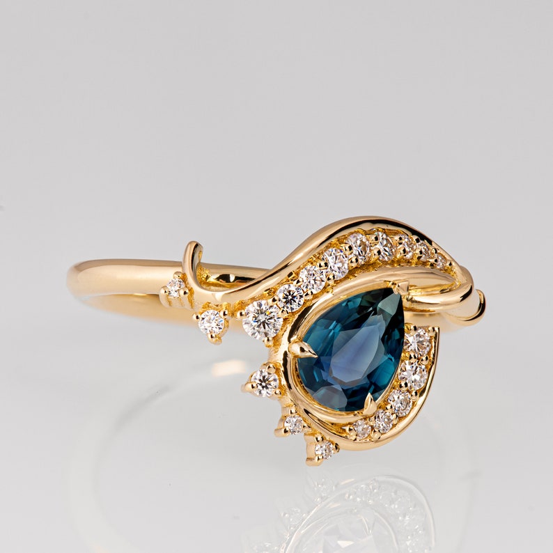 Anillo de compromiso Twisting Vines con halo y zafiro verde azulado en ...