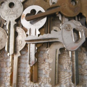 Vintage Keys Bulk Keys Destash Craft Supplies Mixed Media Supply ...