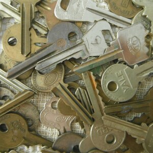Vintage Keys Bulk Keys Destash Craft Supplies Mixed Media Supply ...