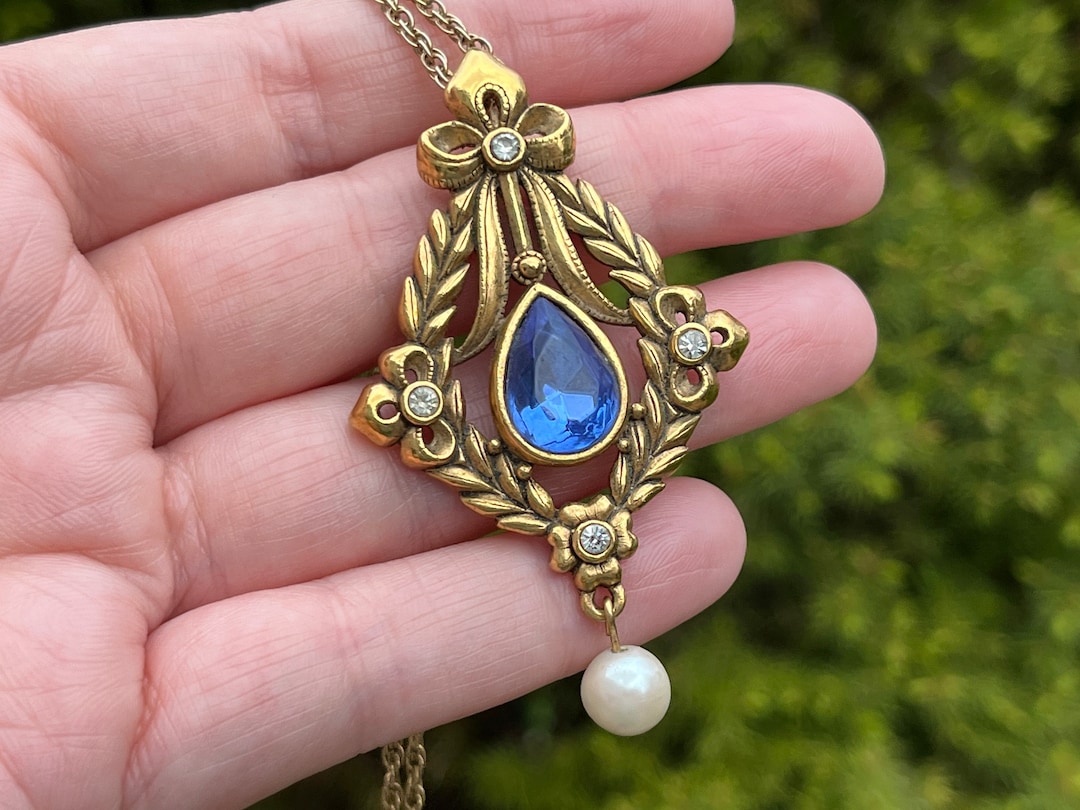 Avon Bold Traditions Pendant Necklace, Ca. 1993 - Etsy