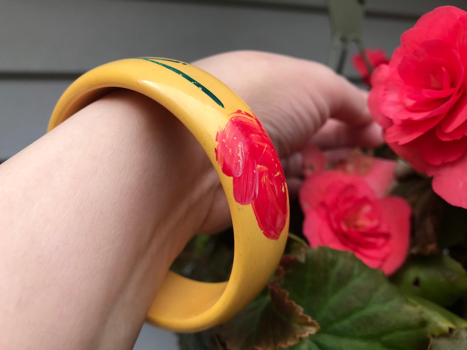 Hand Painted Bakelite Bangle with Flowers ca. 1950s | Etsy