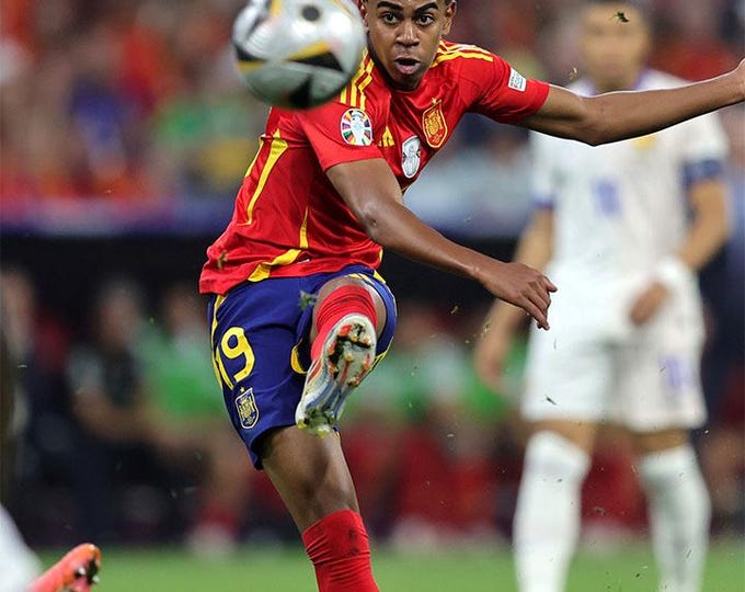 Lamine Yamal Spain Shot Poster – Euro 2024 Wonderkid Football Art Print ...