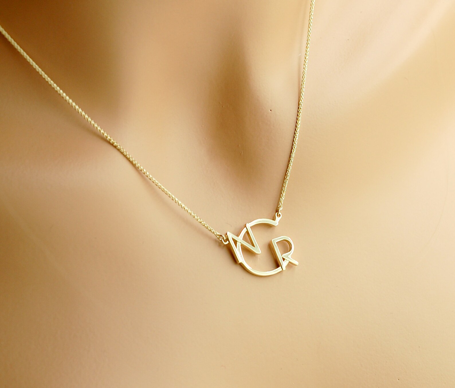 Collar de iniciales de oro collar de iniciales laterales | Etsy