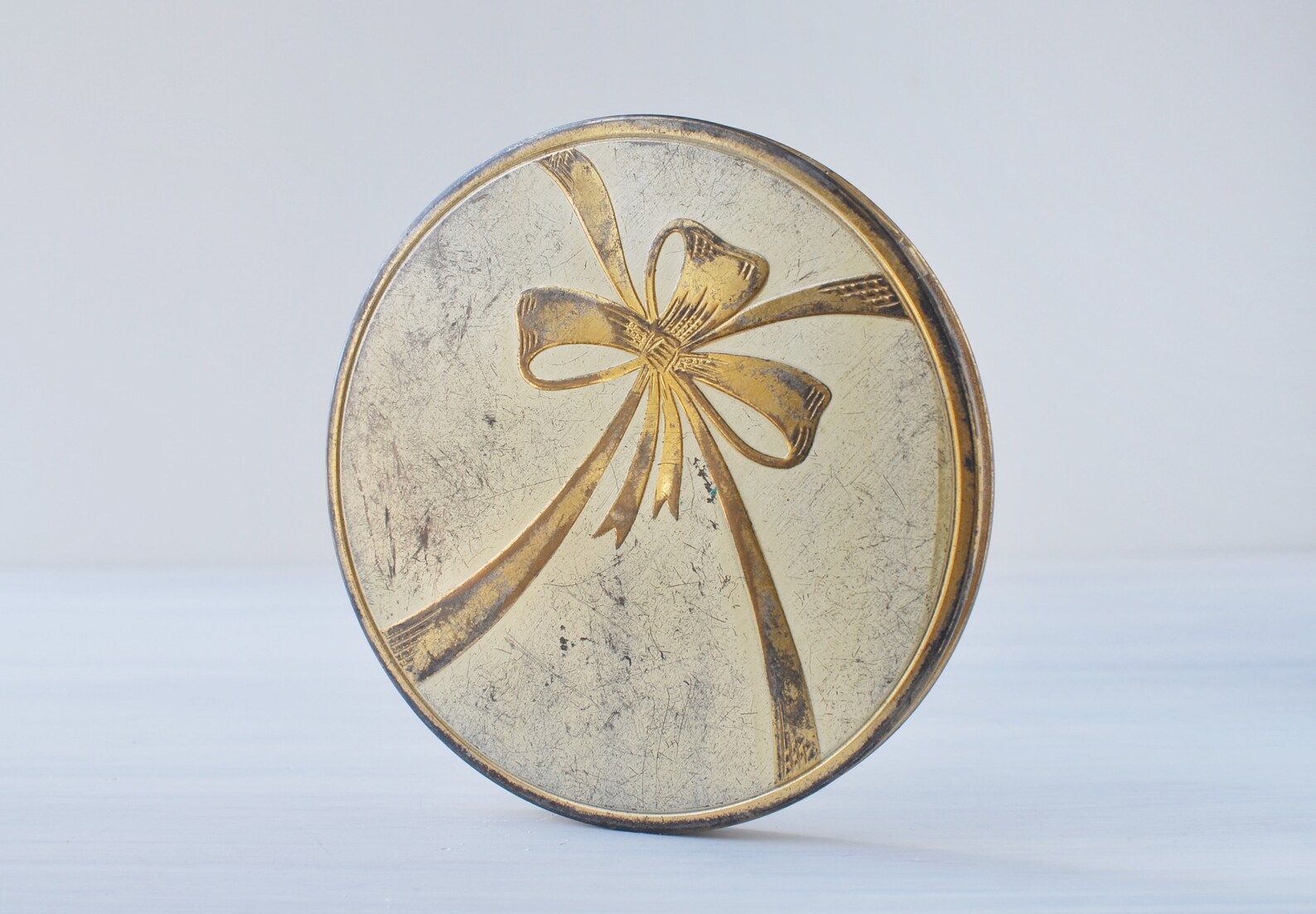 Vintage Ladies Powder Compact, Embossed Ribbon and Bow in Two Tone Gold ...