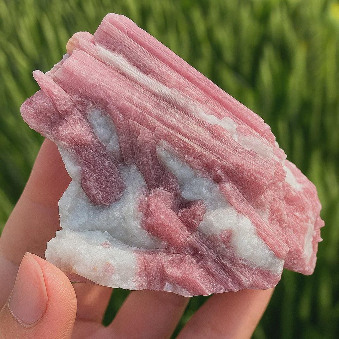 Naturalny różowy turmalin, surowy kryształ, kamień leczniczy, próbka ...