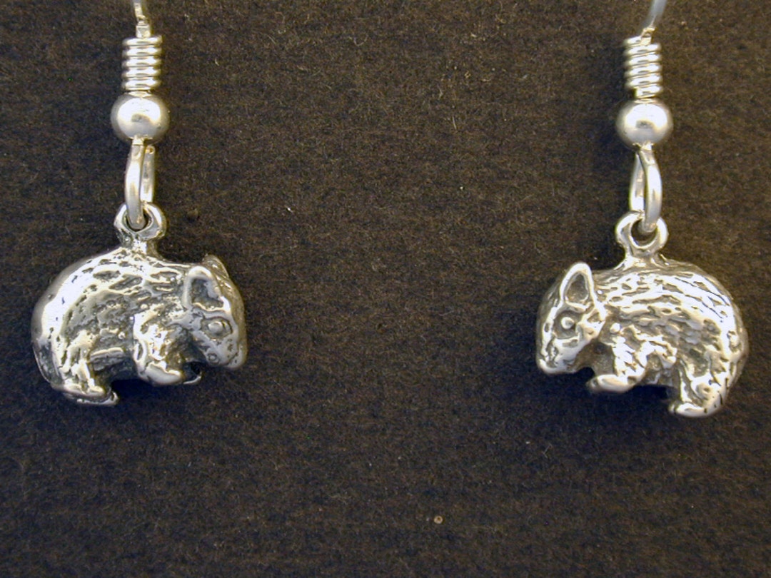 Pendientes de wombat de plata de ley en alambres franceses de plata de ...