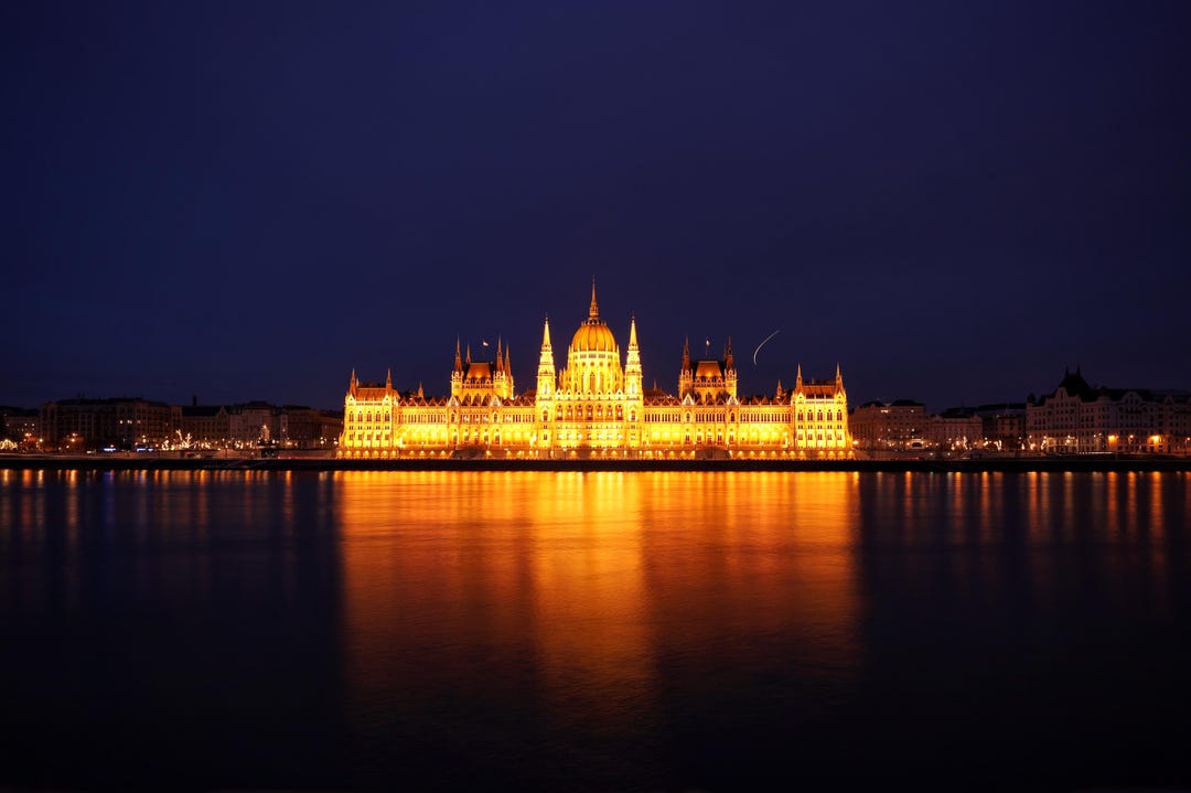 Budapest Parliament Blue Hour HD Photo – Christmas Night Cityscape Wall ...