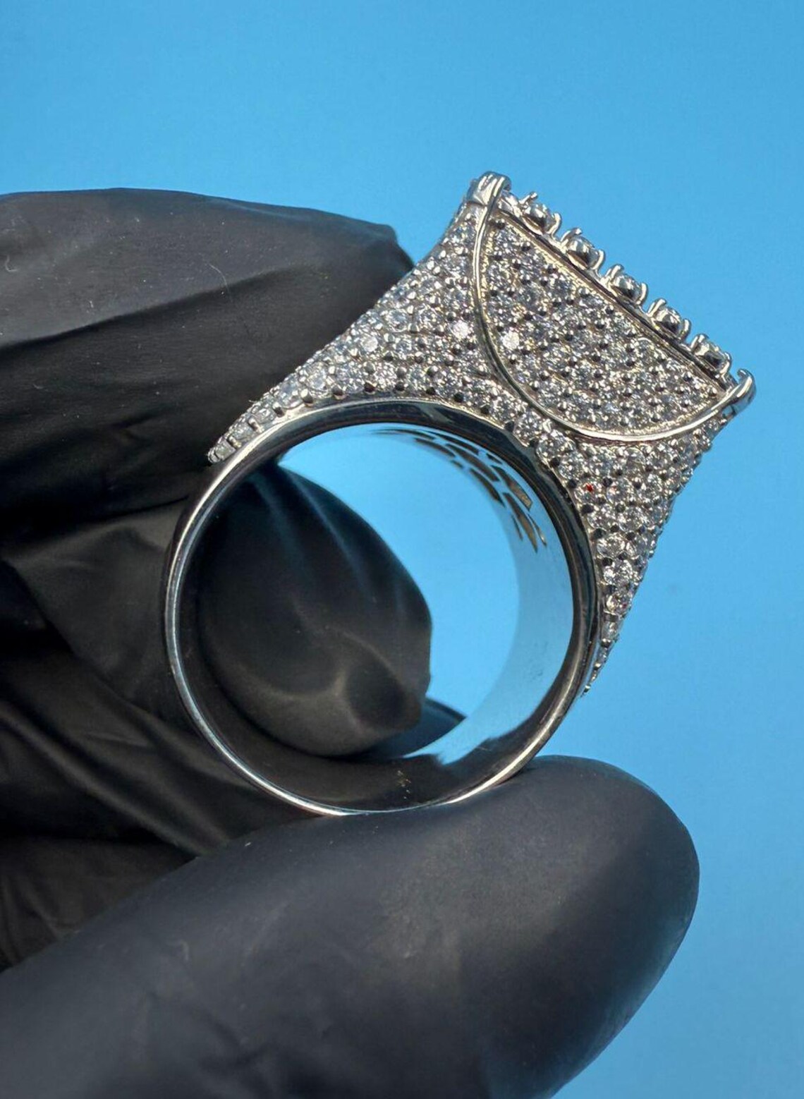 Anillo de campeonato de moissanita helada - Acabado en oro blanco de 14 ...
