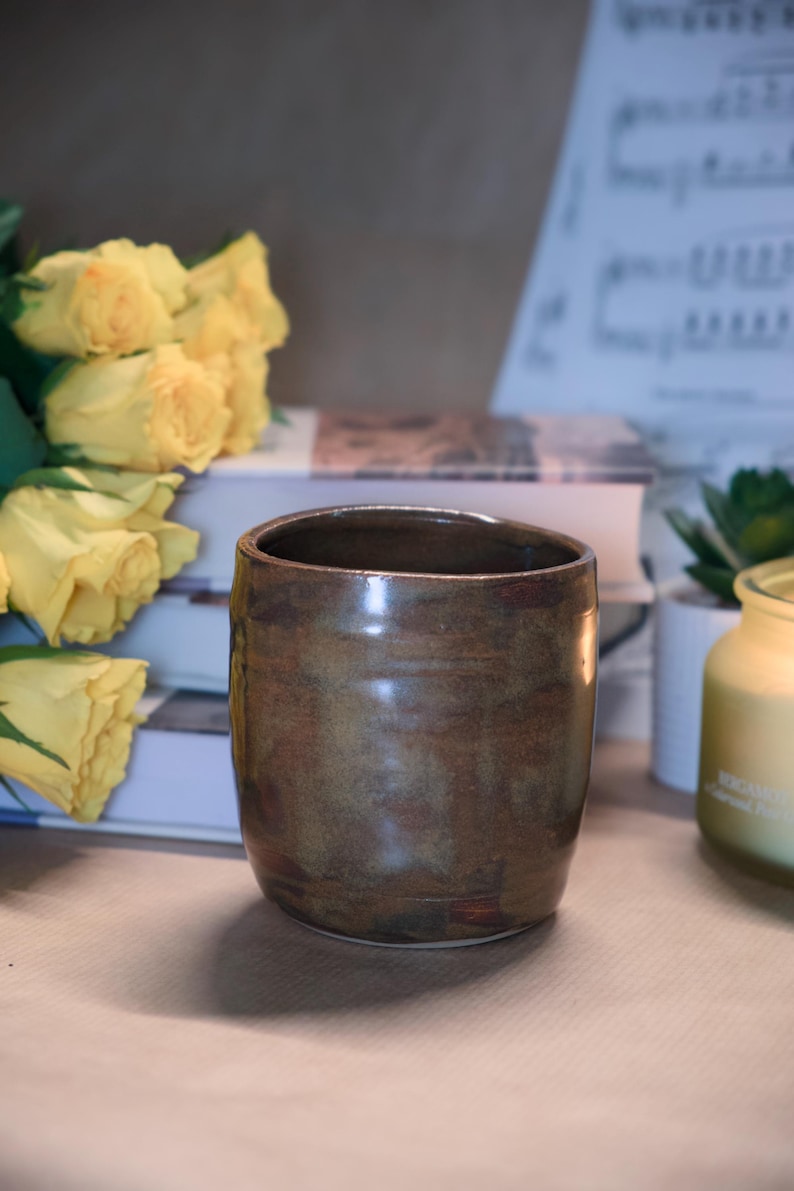 Xícara de cerâmica artesanal: recipiente rústico de grés ocre para café ...