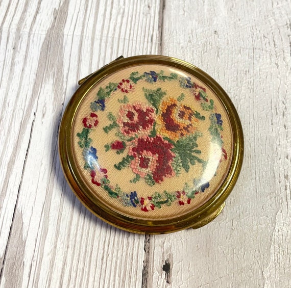 Kigu Compact | 1950s Vintage Kigu Stitched Floral Pow… - Gem