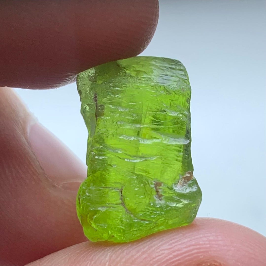 Roher Peridot Stein 17 Karat: Natürlicher Grüner Kristall für die ...