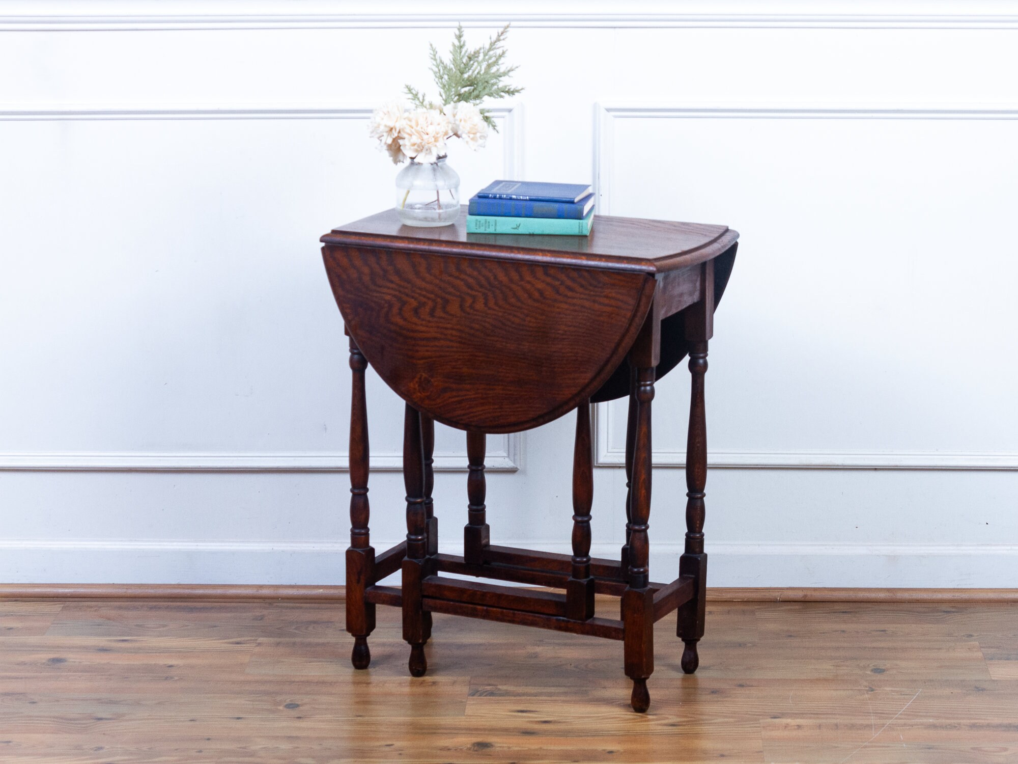 Small leaf table store