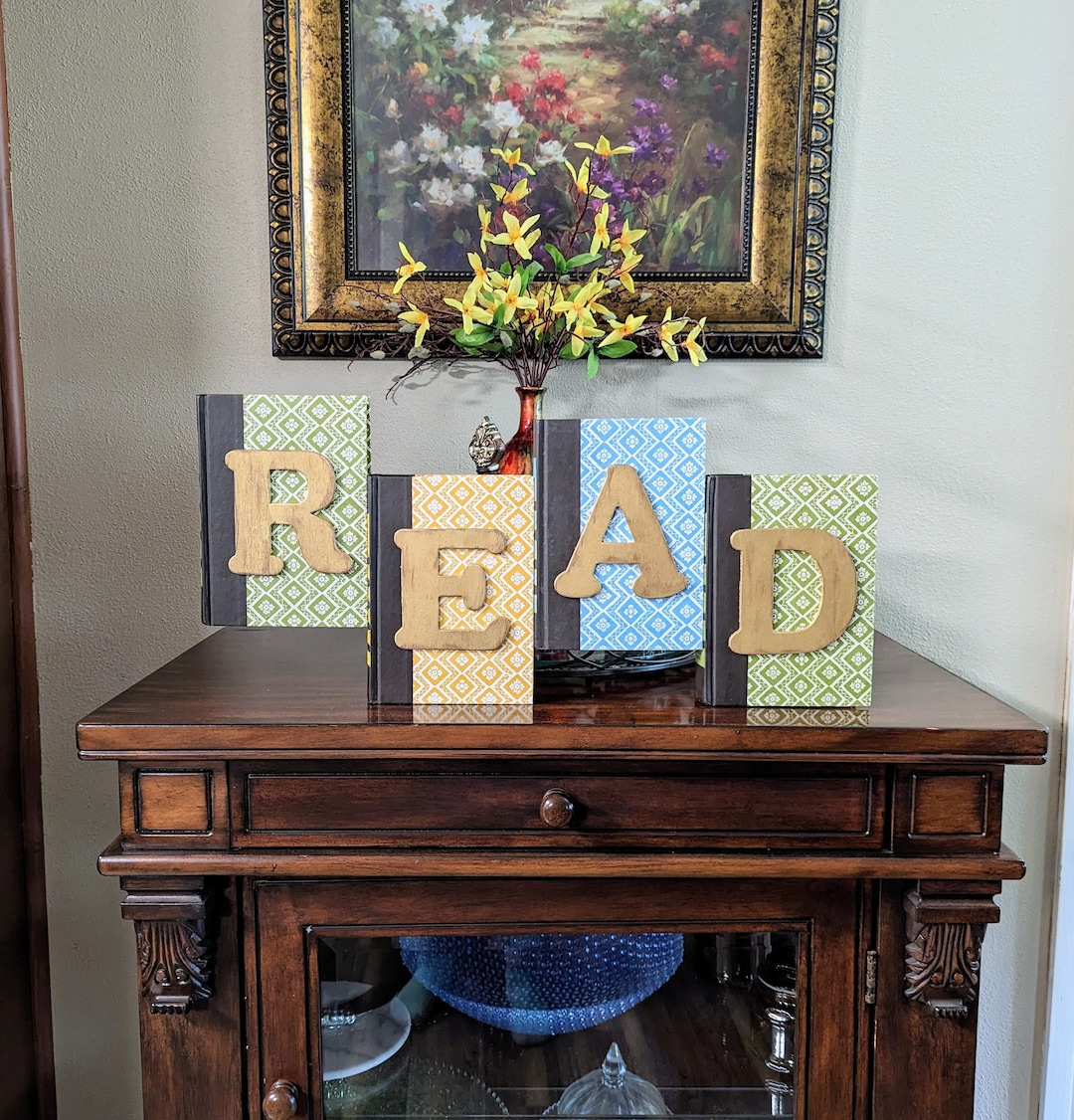 Letrero de lectura hecho con coloridos libros condensados de lectores ...