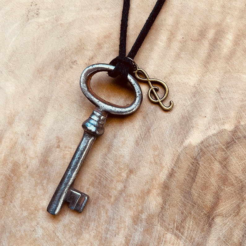 Round Skeleton Key Necklace Vintage Key Antique Key - Etsy