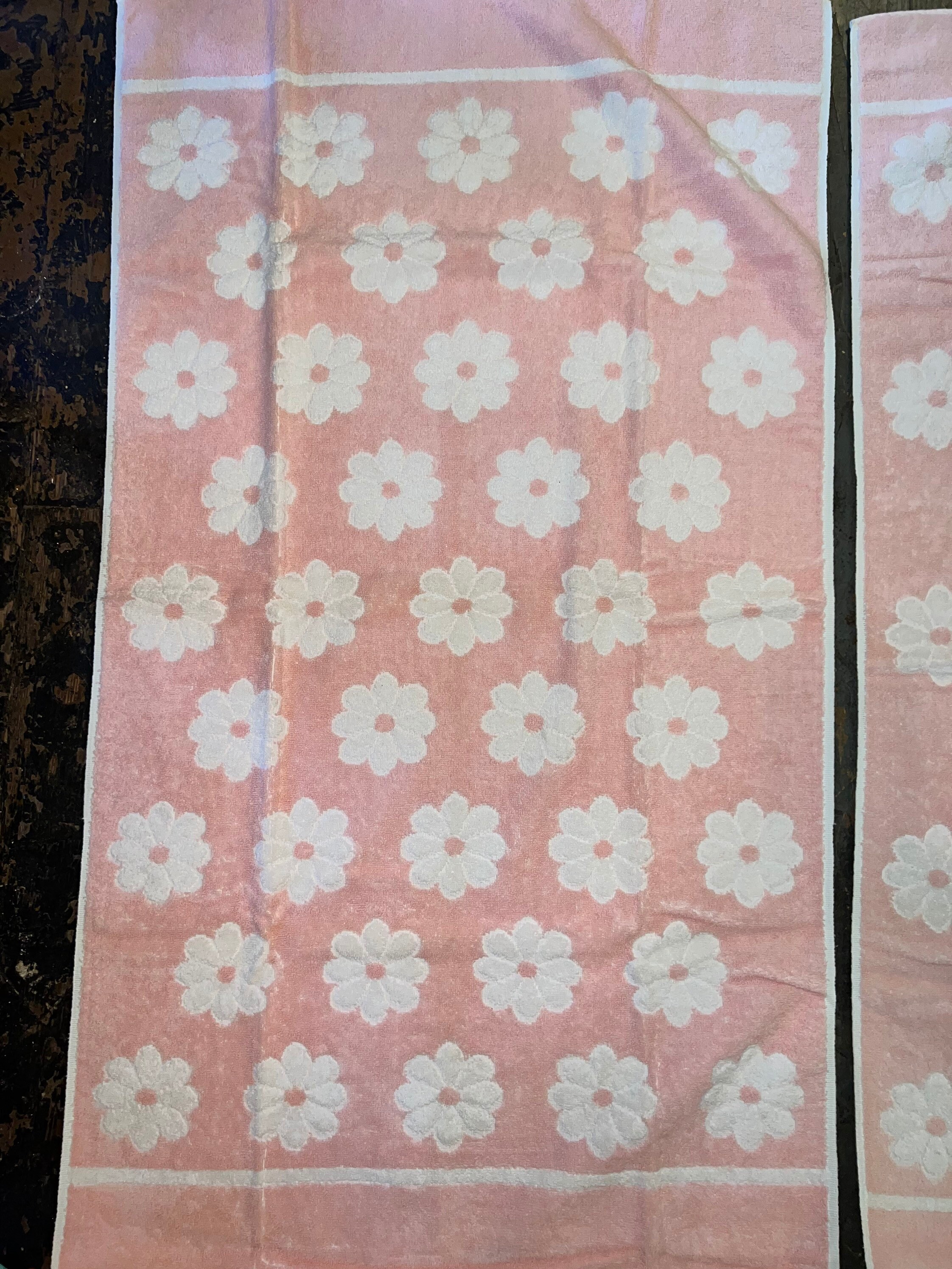 Vintage Pink and White Flower Power Towels. Set of Two Bath Towels ...