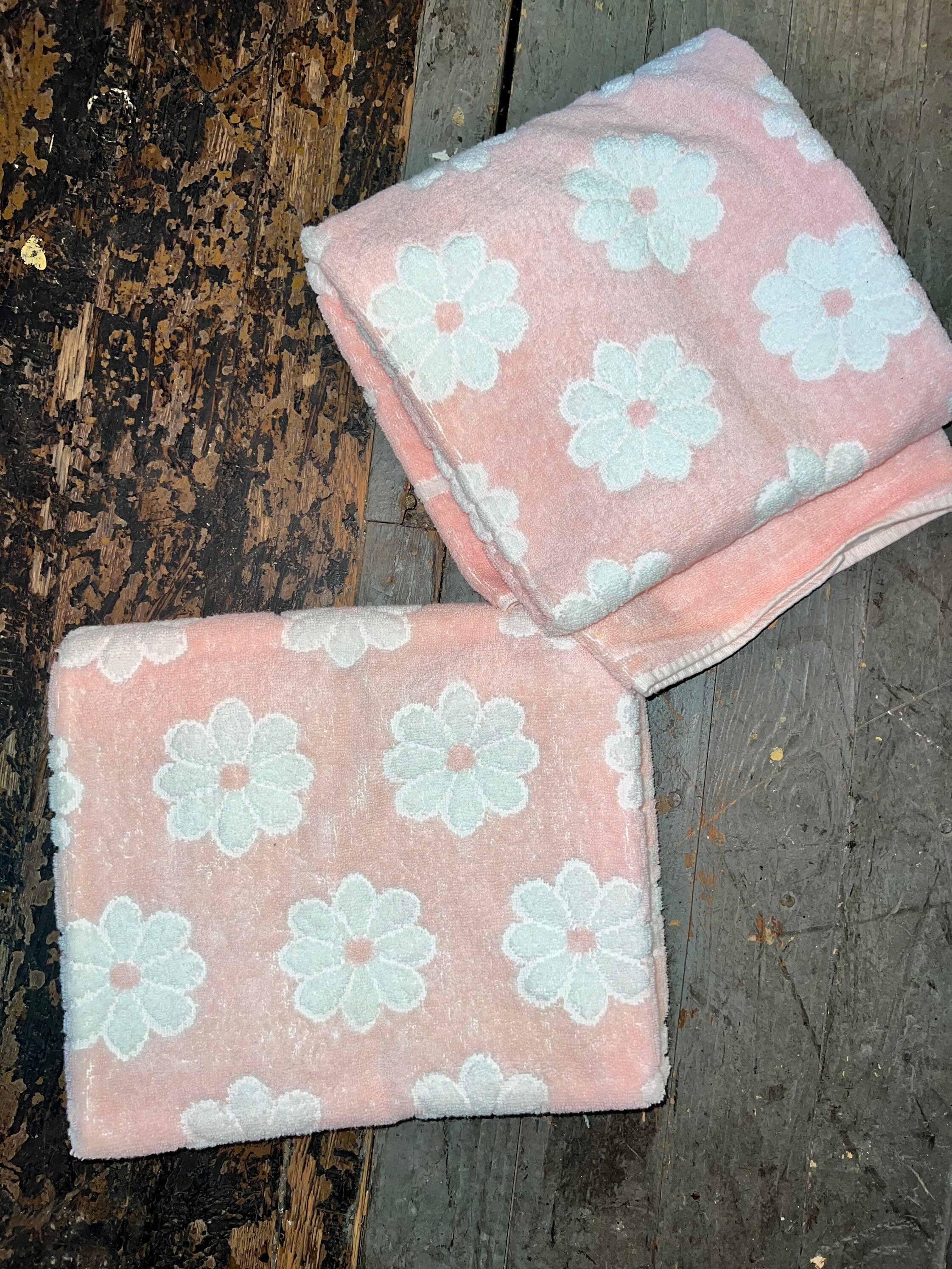 Vintage Pink and White Flower Power Towels. Set of Two Bath Towels ...