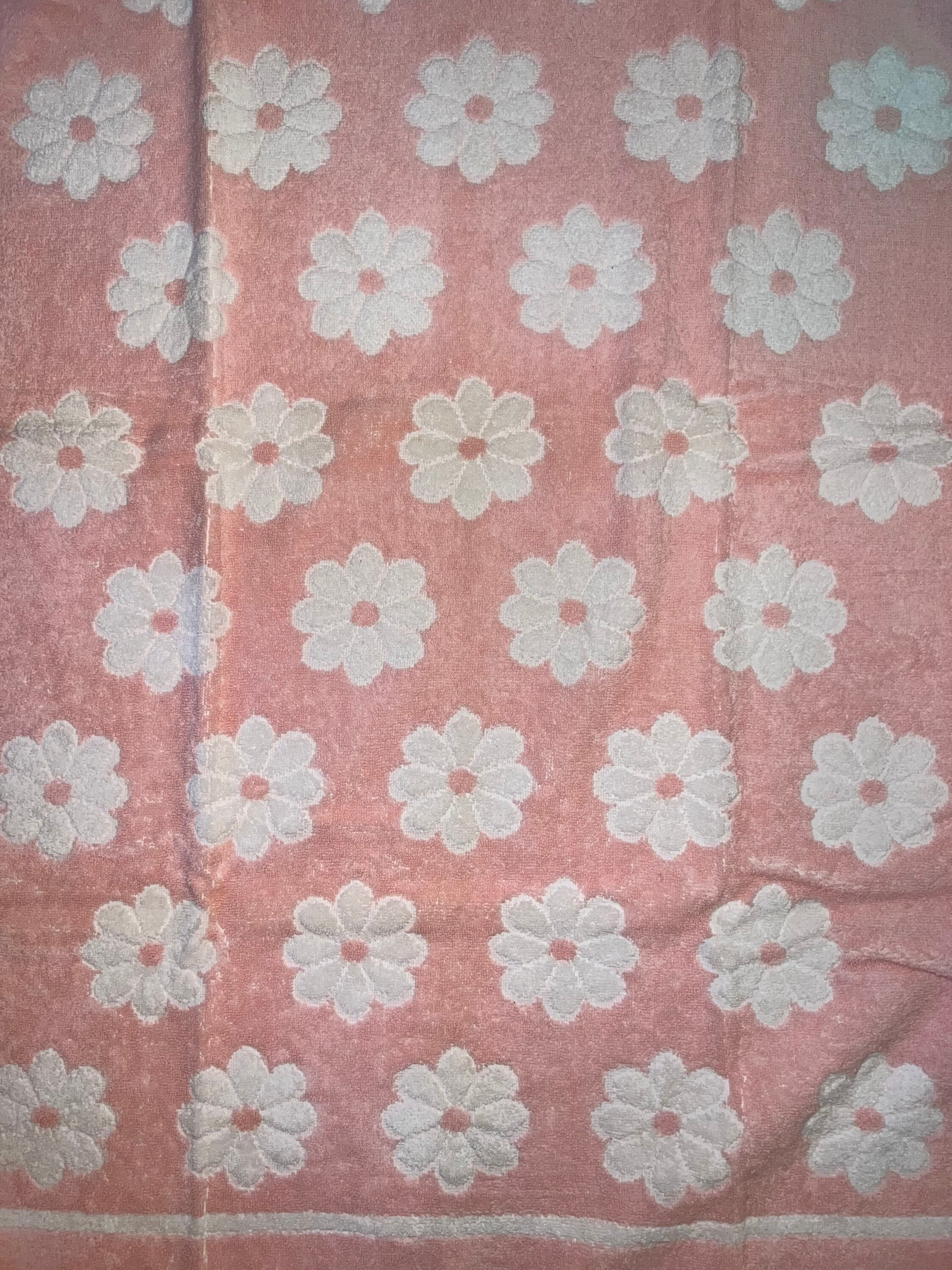 Vintage Pink and White Flower Power Towels. Set of Two Bath Towels ...