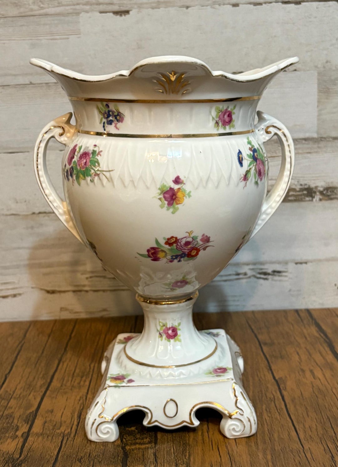 Late 19th-century European Porcelain Urn With Floral Decorations and ...