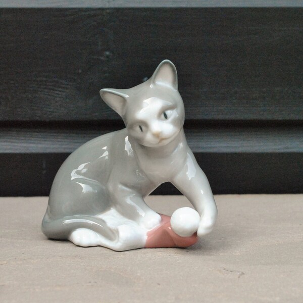 Nao Cat Figurine - Etsy UK