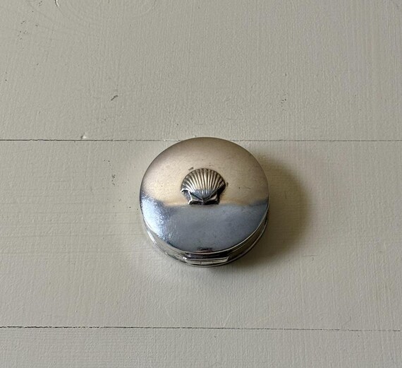 Vintage Sterling Silver Pill Box with Shell Motif – S… - Gem