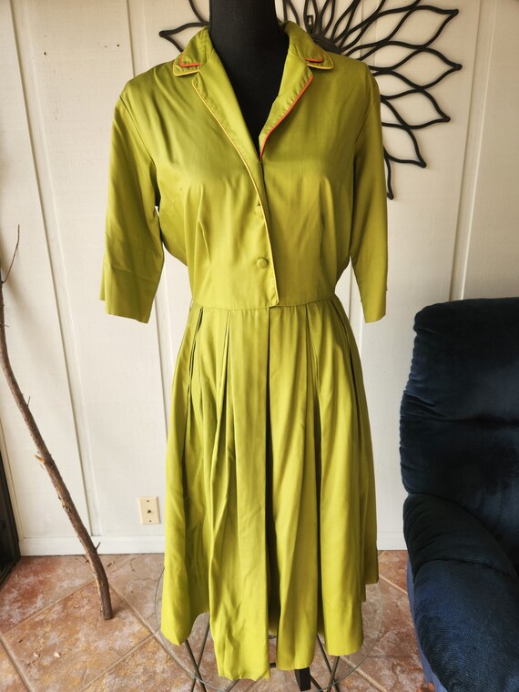 Vintage leaf green shirt dress. Amazing contrast plea… - Gem