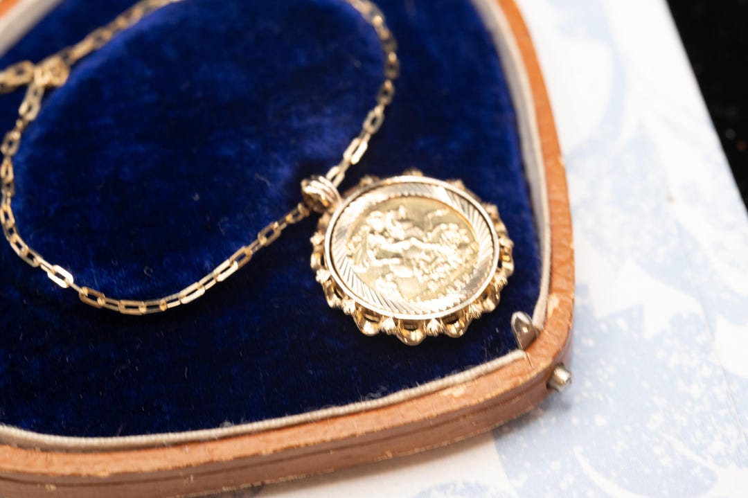 Vintage English Half Sovereign Coin Pendant Dated 1982 With Chain 9ct ...
