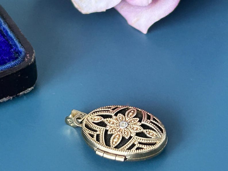 Vintage Gold Locket Filigree With Crystal, 9ct Gold Locket Photo ...