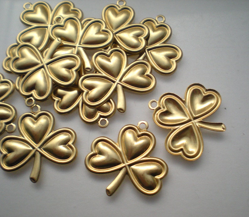 12 Small Brass Clover/ Shamrock Charms ZD348 - Etsy