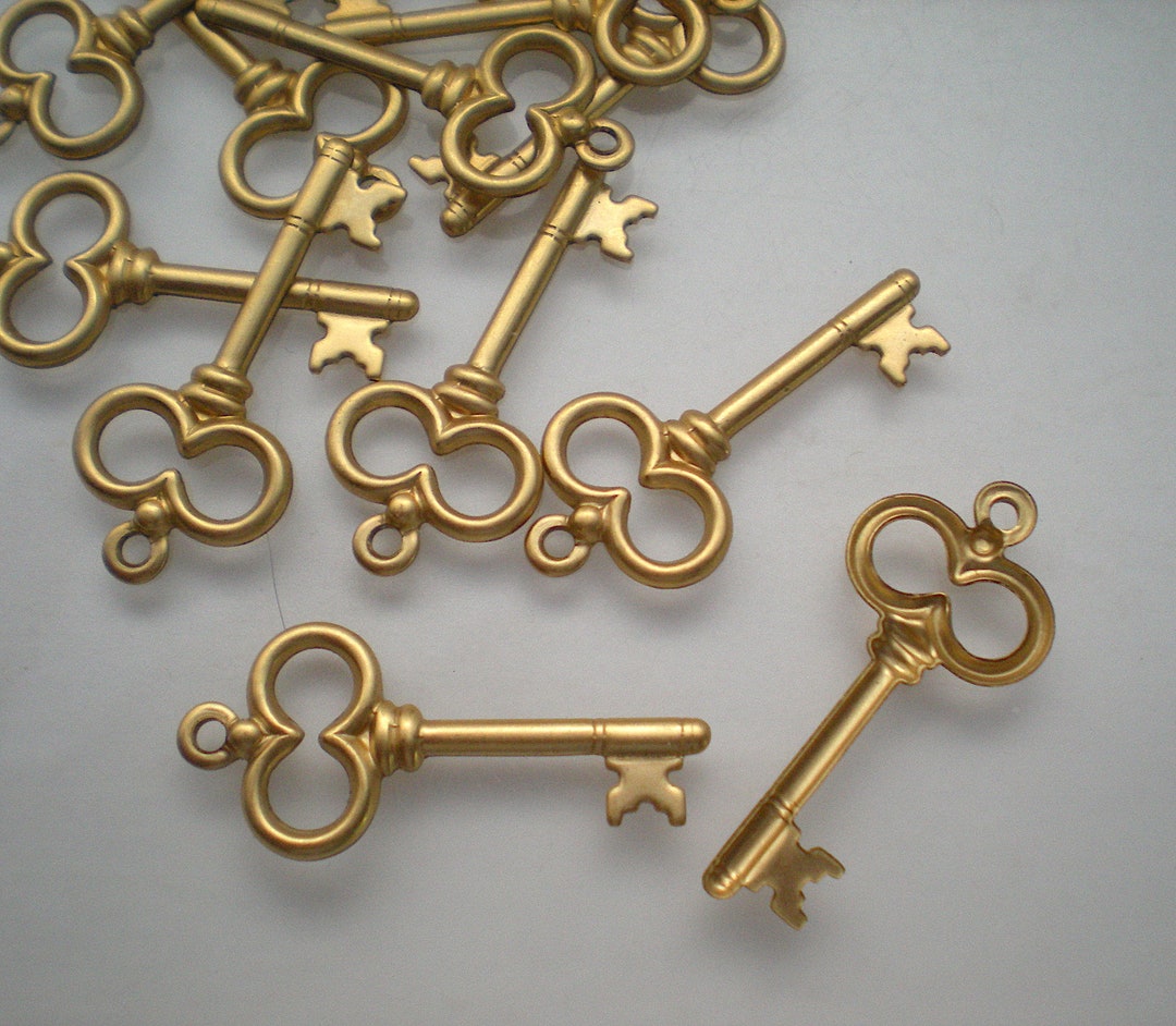 12 Small Brass Key Charms ZH509 - Etsy