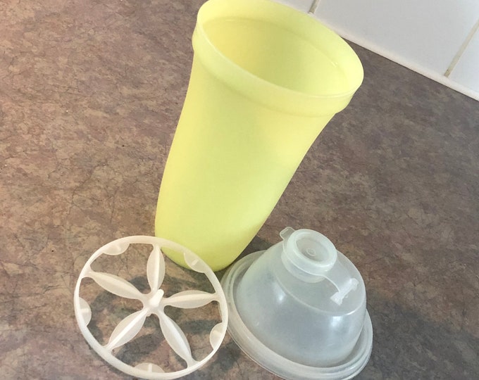 Vintage 70's Yellow Tupperware Gravy Mixer With Lid and Inside - Quick ...