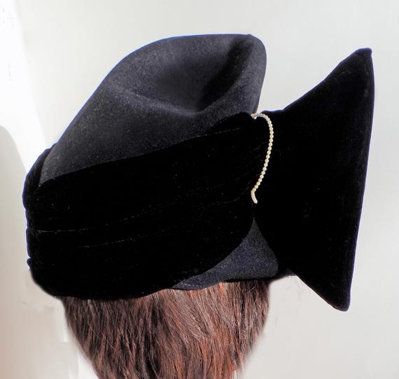 1930s wool felt tilt slouch turban based hat, with pe… - Gem