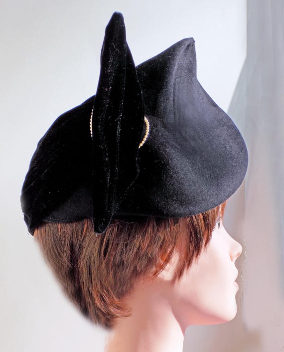 1930s wool felt tilt slouch turban based hat, with pe… - Gem