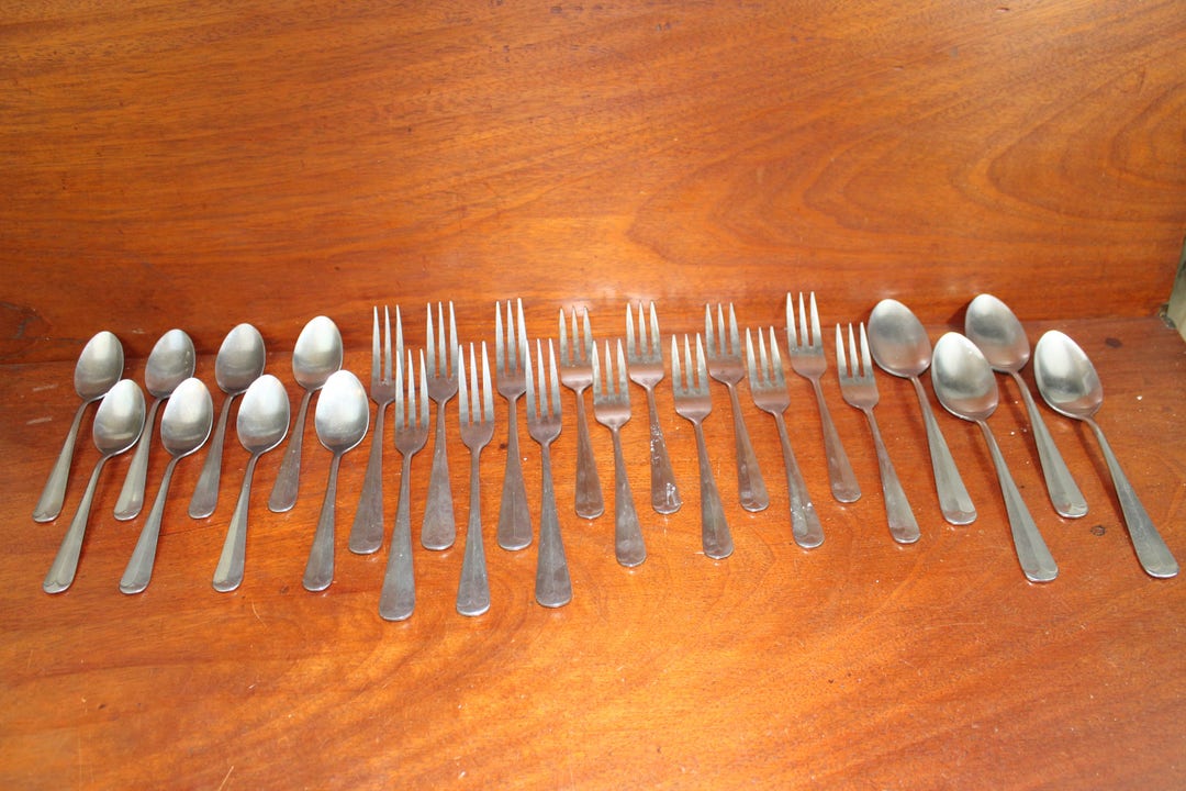 OYSTER BAY LIFETIME Colonial Stainless Traditional Vintage Flatware Set ...