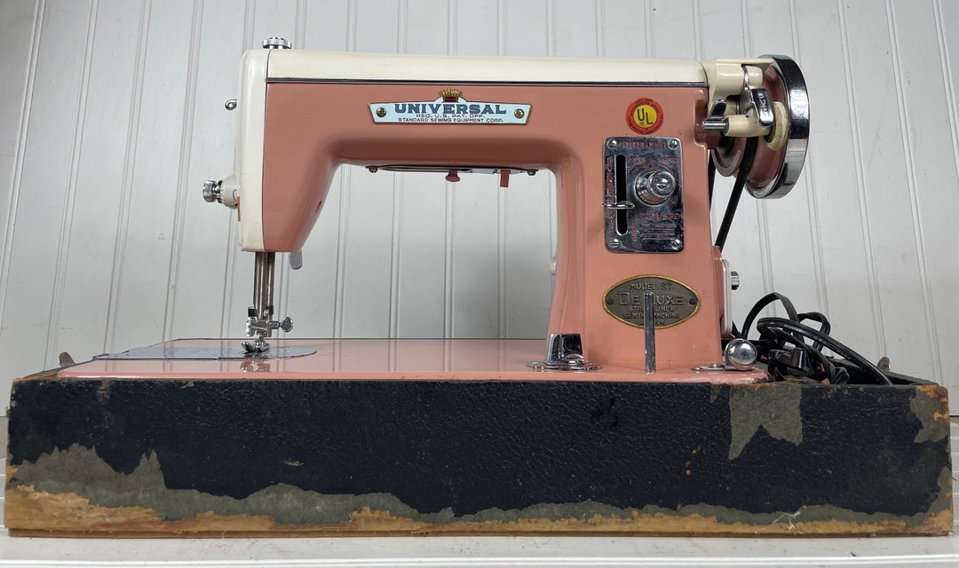 Vintage Universal Streamline Deluxe Sewingmachine - 1950s - Vintage ...