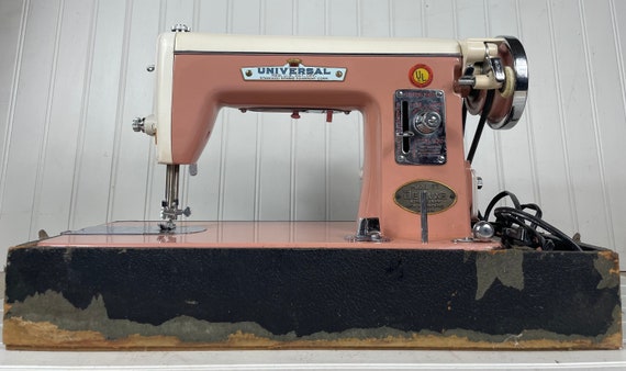 Vintage Universal Streamline Deluxe Sewingmachine - 1950s Vintage Universal Streamline Deluxe Sewingmachine - 1950s