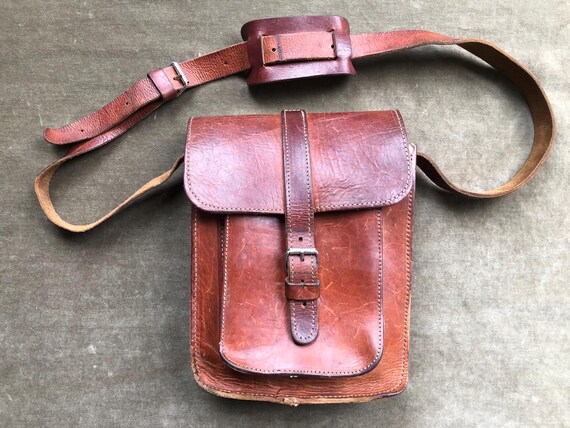 1960s 70s Thick Tan Brown Leather Postman Satchel Sho… - Gem