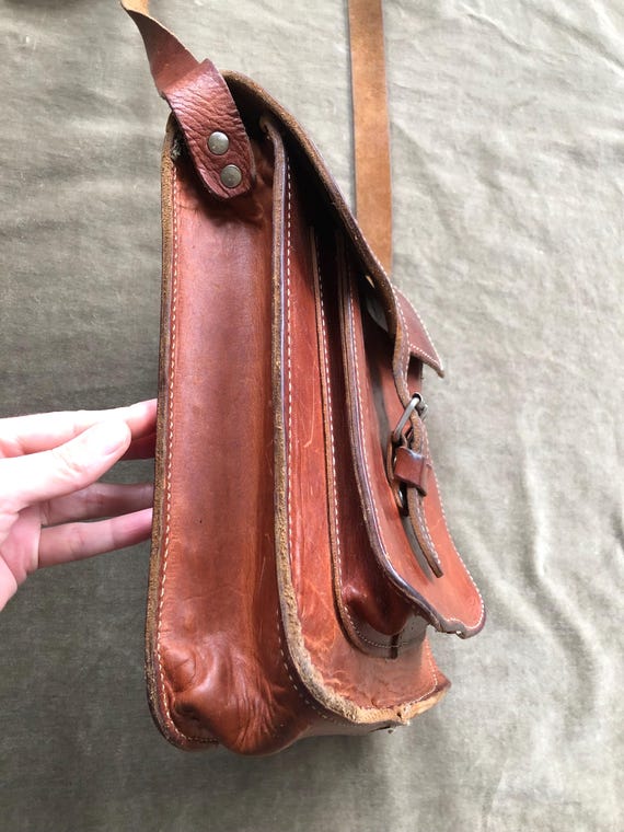 1960s 70s Thick Tan Brown Leather Postman Satchel Sho… - Gem