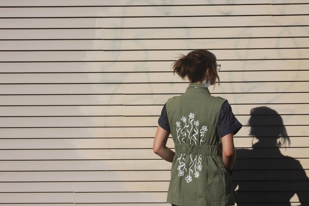 Chaleco Daisy pintado a mano con bolsillos ~ Pintado por Sam Pletcher - Etsy España