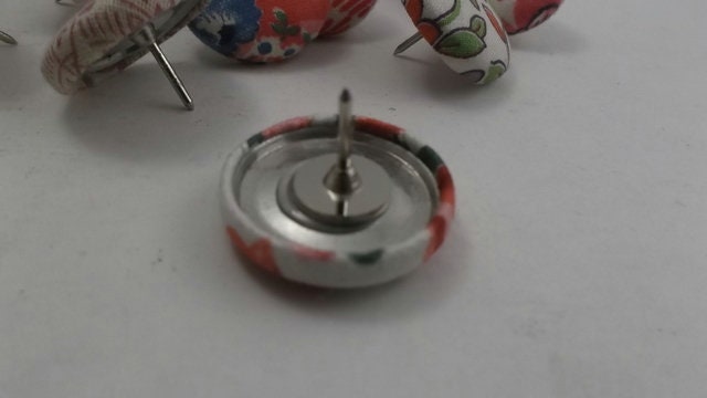 Handmade Push Pins Thumb Tacks, Vintage Feedsack Fabric Covered Buttons ...