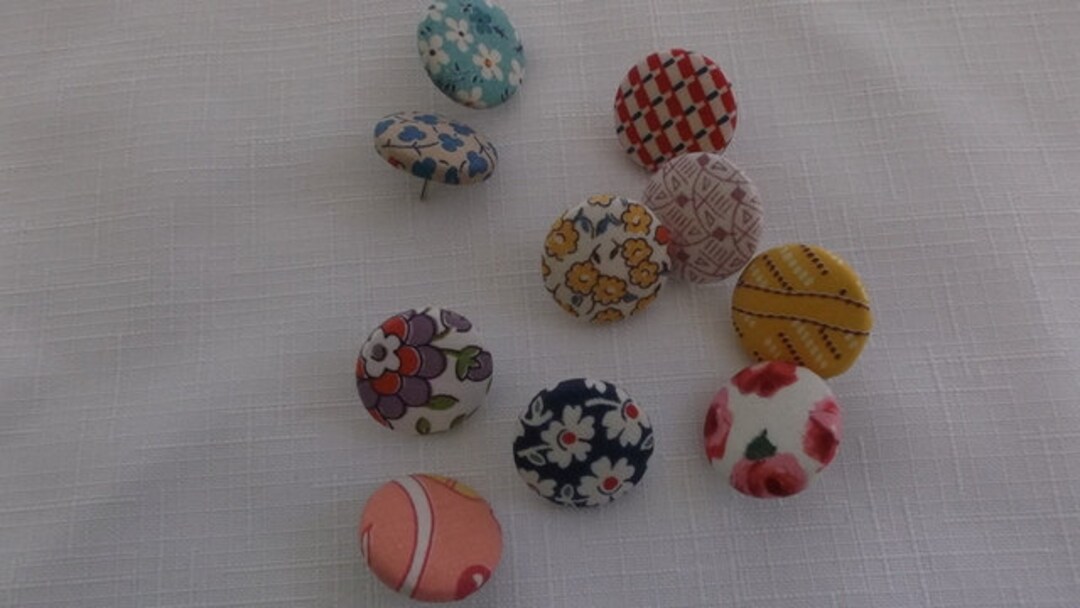 Handmade Push Pins Thumb Tacks, Vintage Feedsack Fabric Covered Buttons ...