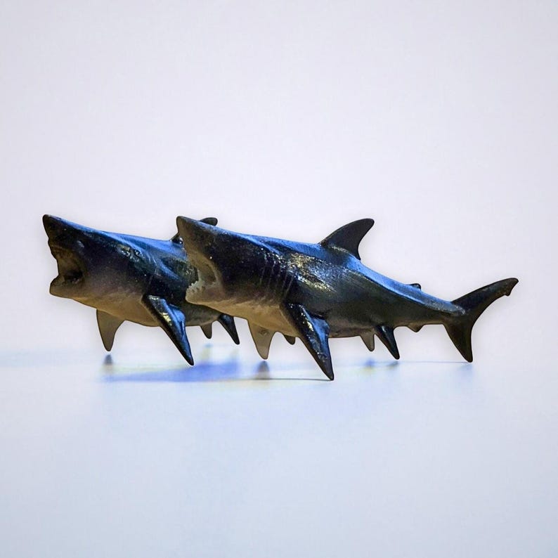 Mini figura de tiburón / Modelo de animal marino pintado a mano ...