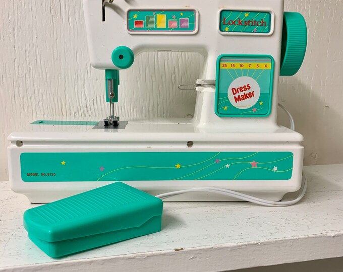 Vintage Lockstitch Dress Maker Sewing Machine in Original Box. Model ...