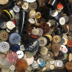 Mixed Lot of 100 Buttons New, Used and Vintage, Various Sizes & Types ...