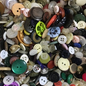 Mixed Lot of 100 Buttons New, Used and Vintage, Various Sizes & Types ...