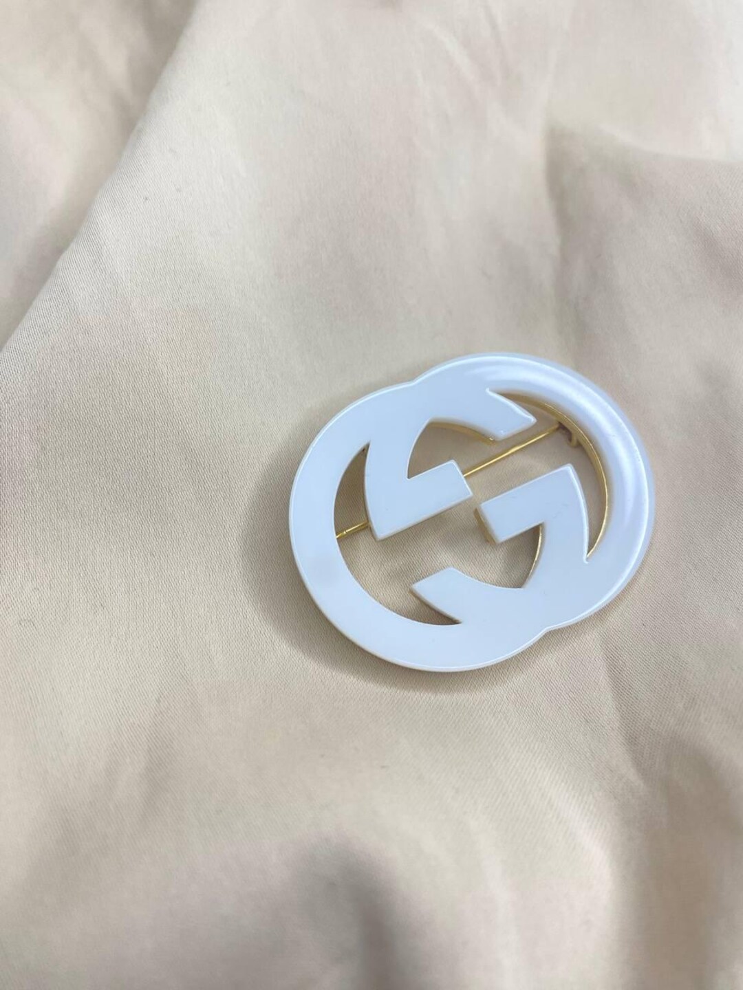 Vintage Gucci White GG Logo Brooch Gold Tone Designer Pin Classic ...