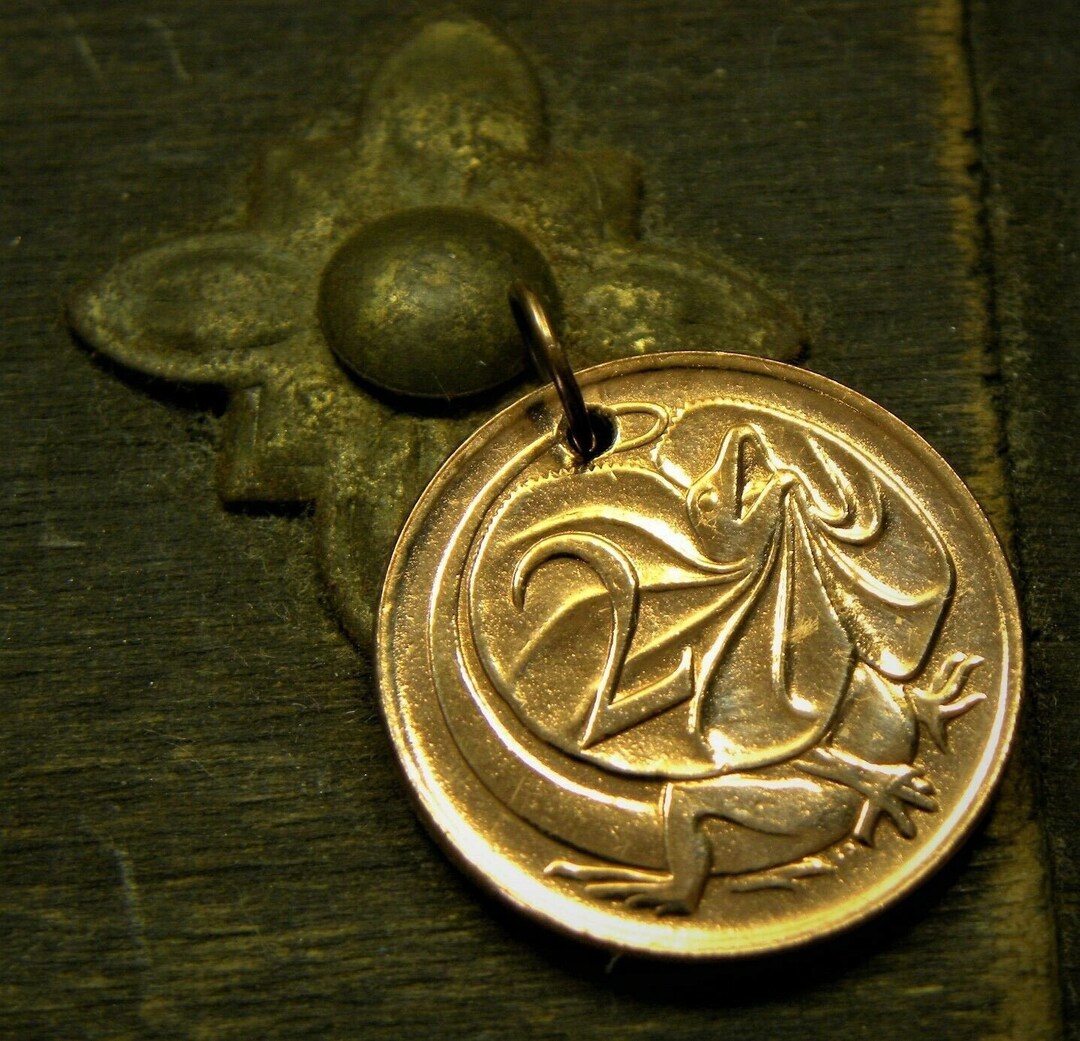 Frill-necked Lizard Coin Pendant - Australia/ Charm/ Reptile - Various ...