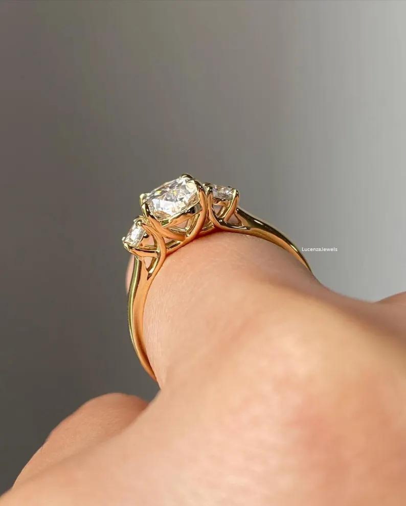 Anillo de compromiso de tres piedras con moissanita de talla ovalada ...