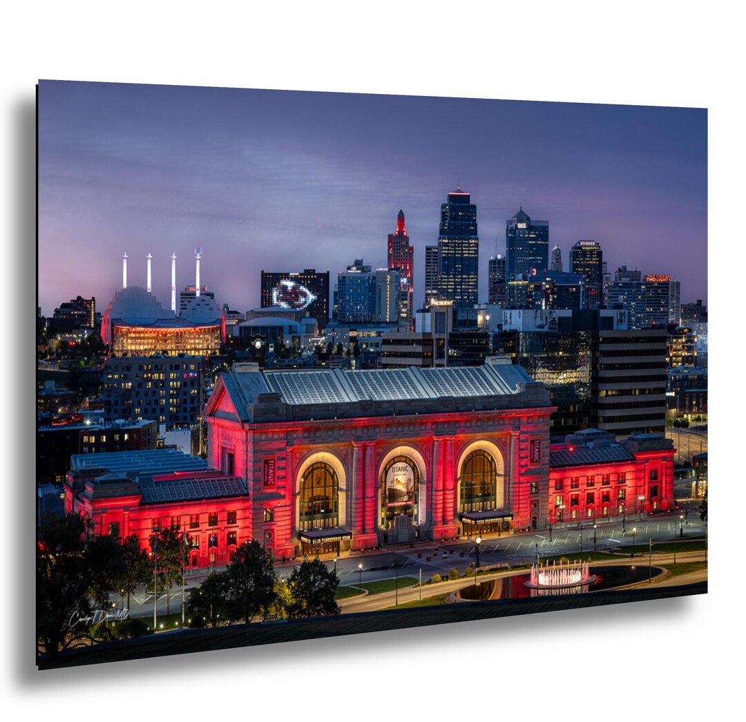Kansas City Skyline at Night | Union Station in Chiefs Colors | KC ...
