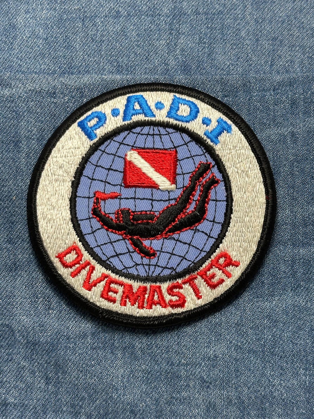 PADI Divemaster Collectable Patch: Iron-on Round Red/blue - Scuba ...